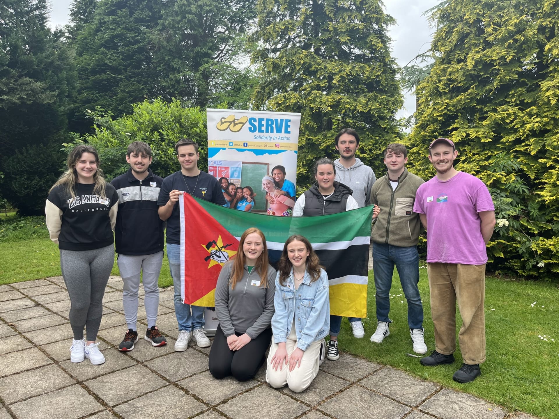 Young Africa Mozambique & SERVE volunteers create SDG mural